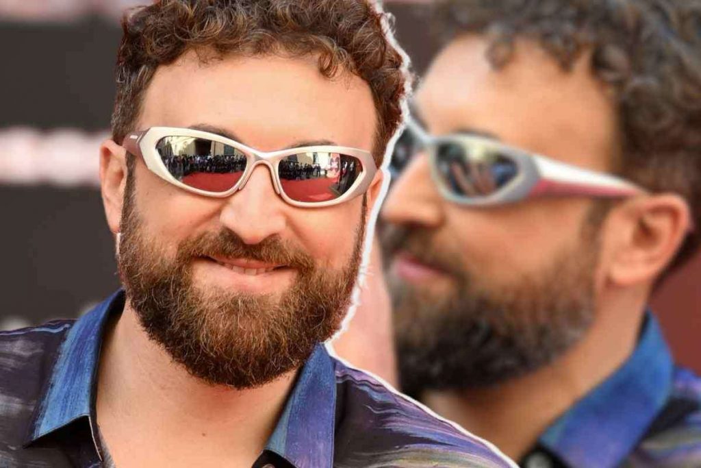 Dargen D'Amico, perché porta sempre gli occhiali da sole? Senza non può ...